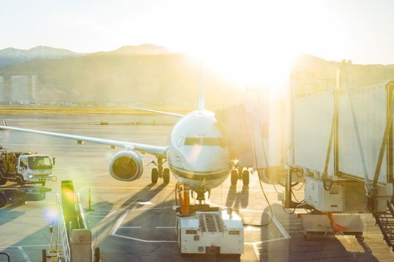 Prepara AMLO decreto para cerrar el AICM al transporte de carga