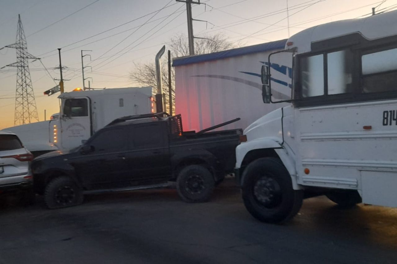 Tractocamión Se Queda Sin Frenos Y Provoca Carambola En Eje Vial