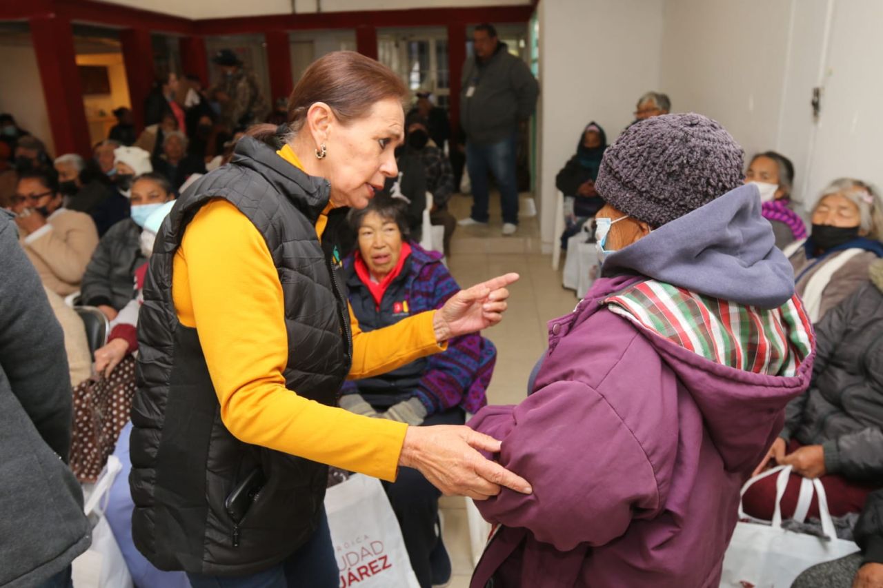 Entregan cobijas a adultos mayores