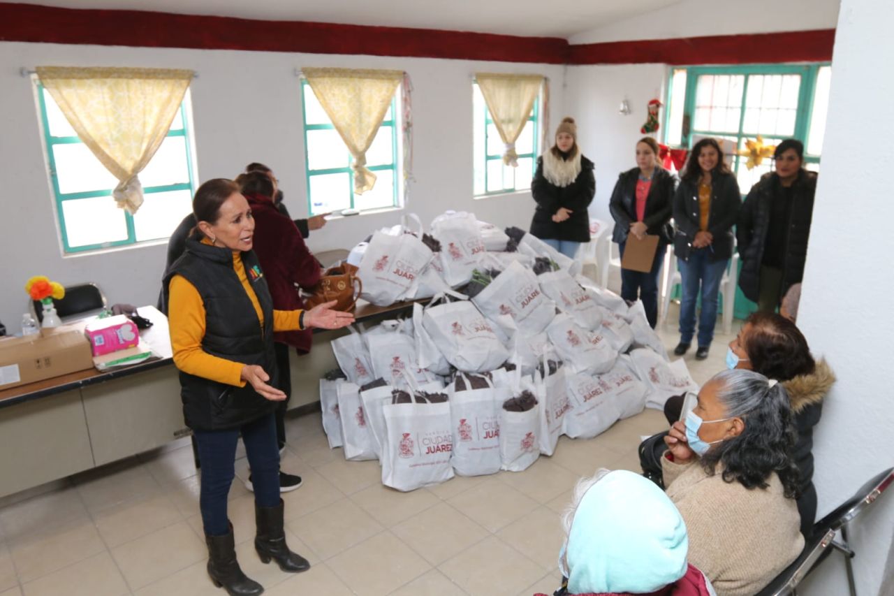 Entregan cobijas a adultos mayores