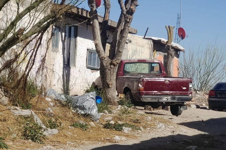 Localizan cuerpo envuelto en lona