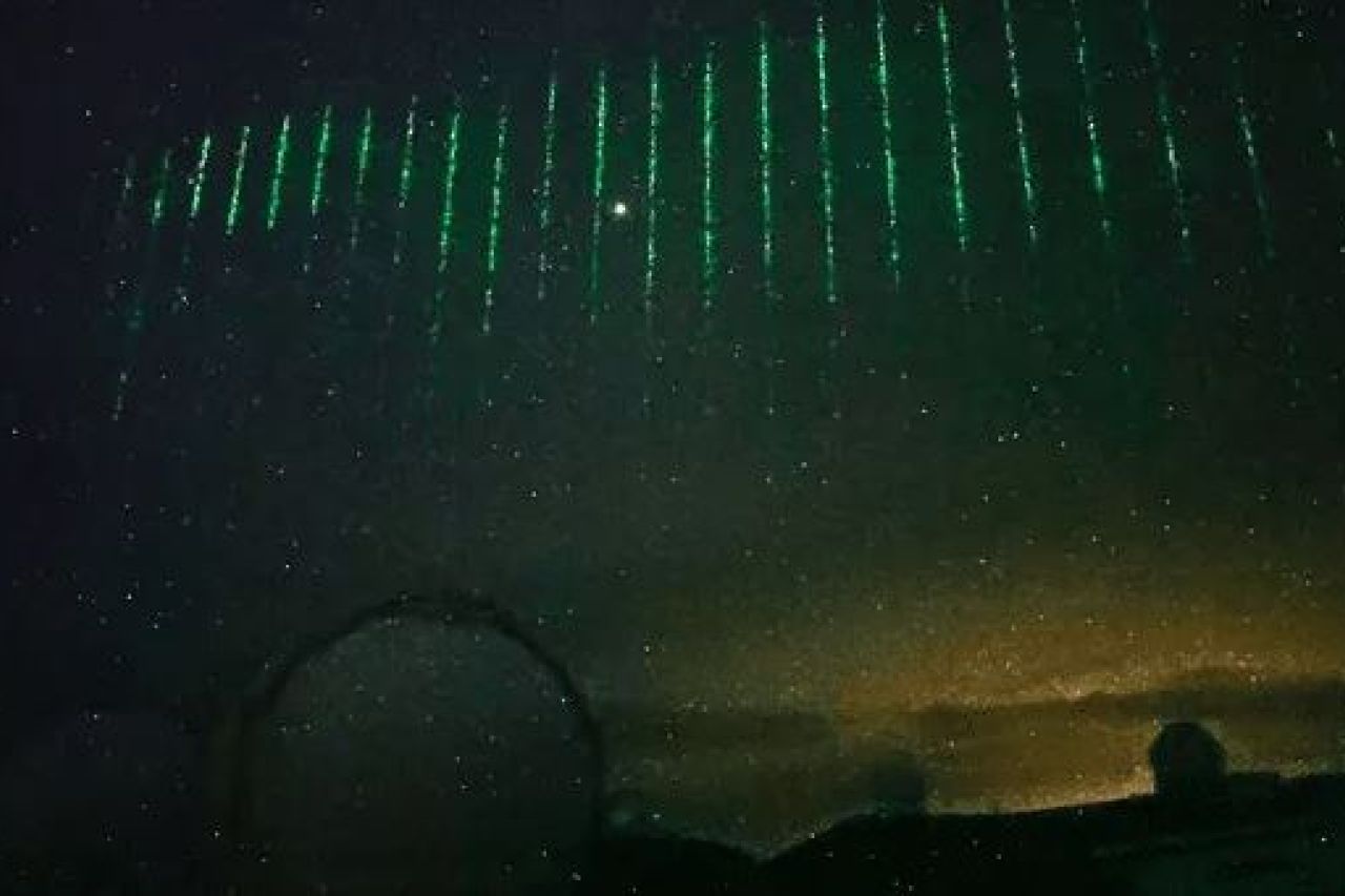Luces láser verdes aparecen en cielo de Hawái