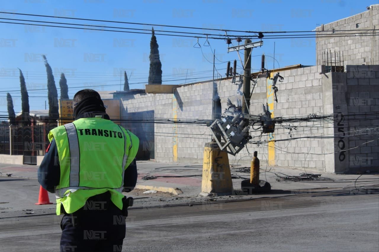 Explota transformador y se quema poste en la Ponciano Arriaga