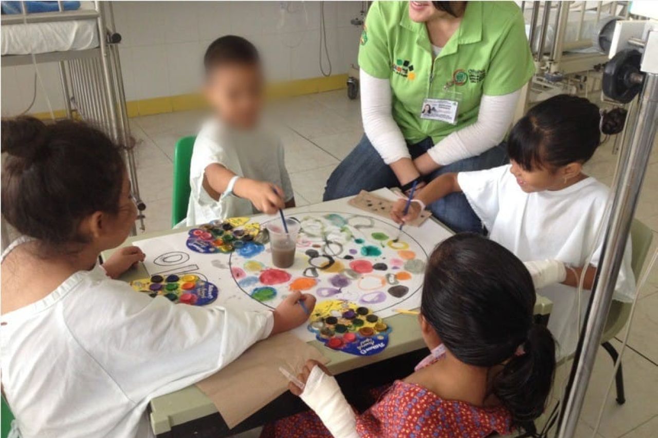 Alumnos enfermos siguen aprendiendo desde el hospital