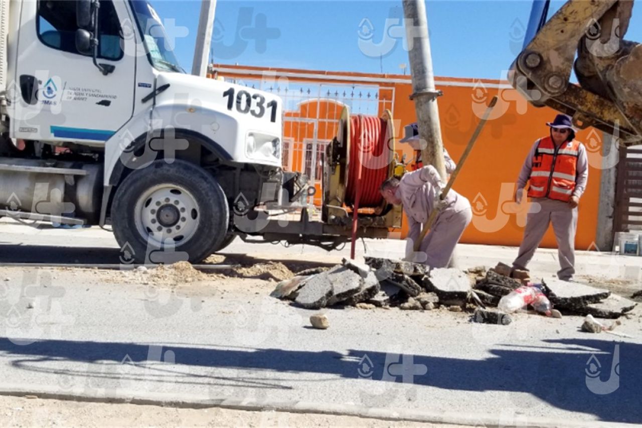 Sacan llantas y autopartes del drenaje en Senderos de San Isidro