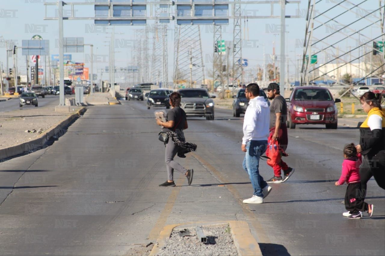 Galería: Peatones se arriesgan al cruzar Las Torres Galería: Peatones se arriesgan al cruzar Las Torres