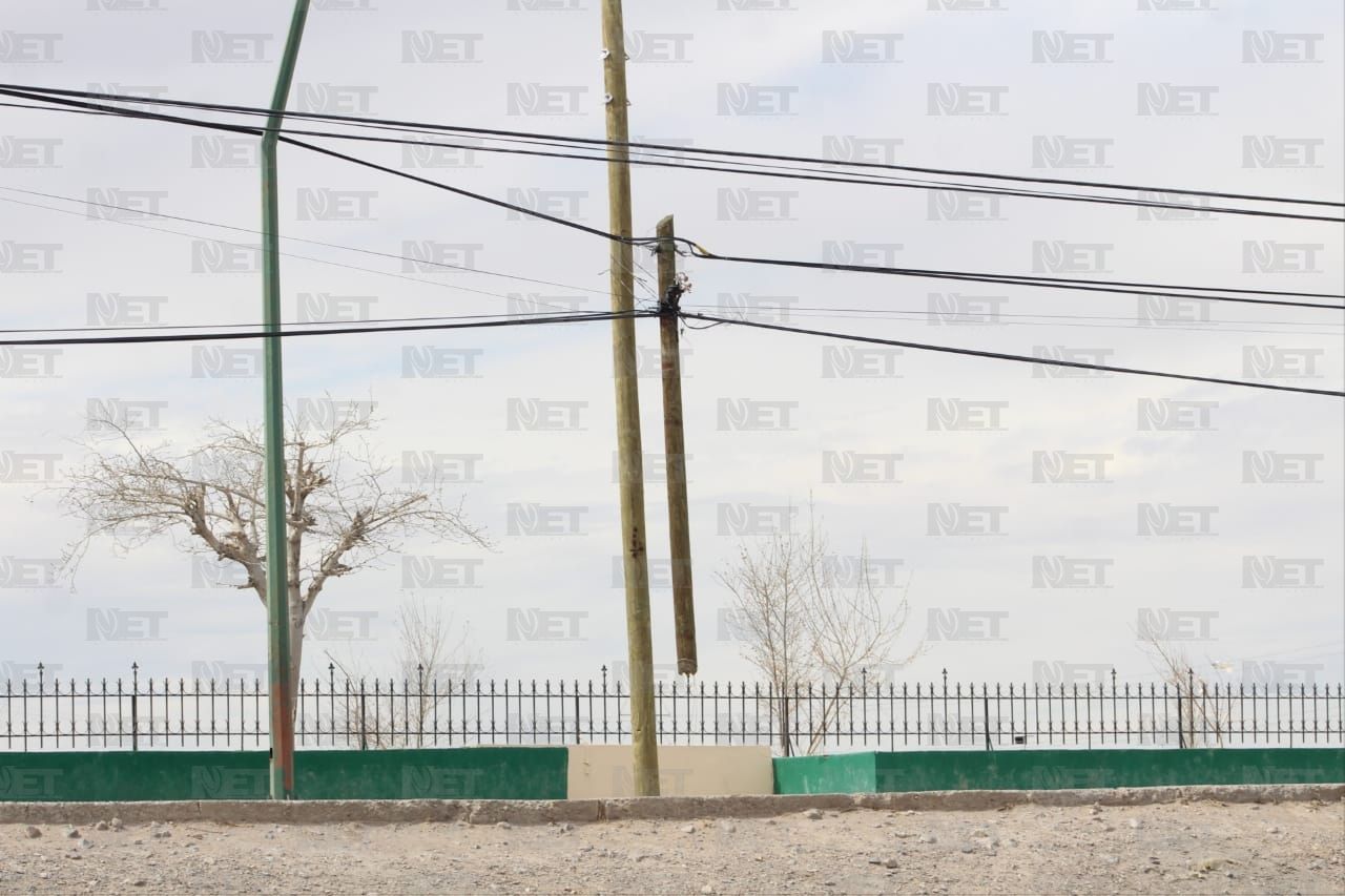 Amarran poste partido a la mitad a uno nuevo