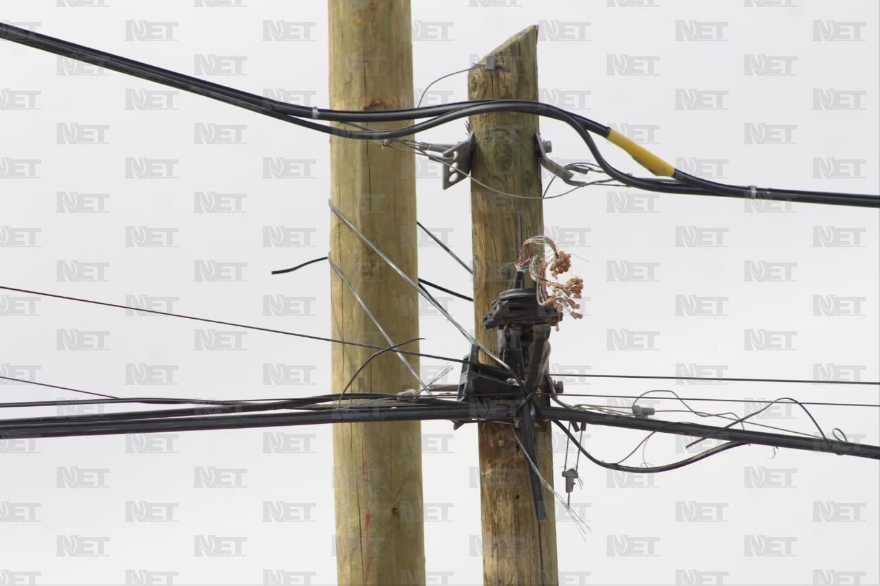 Amarran poste partido a la mitad a uno nuevo