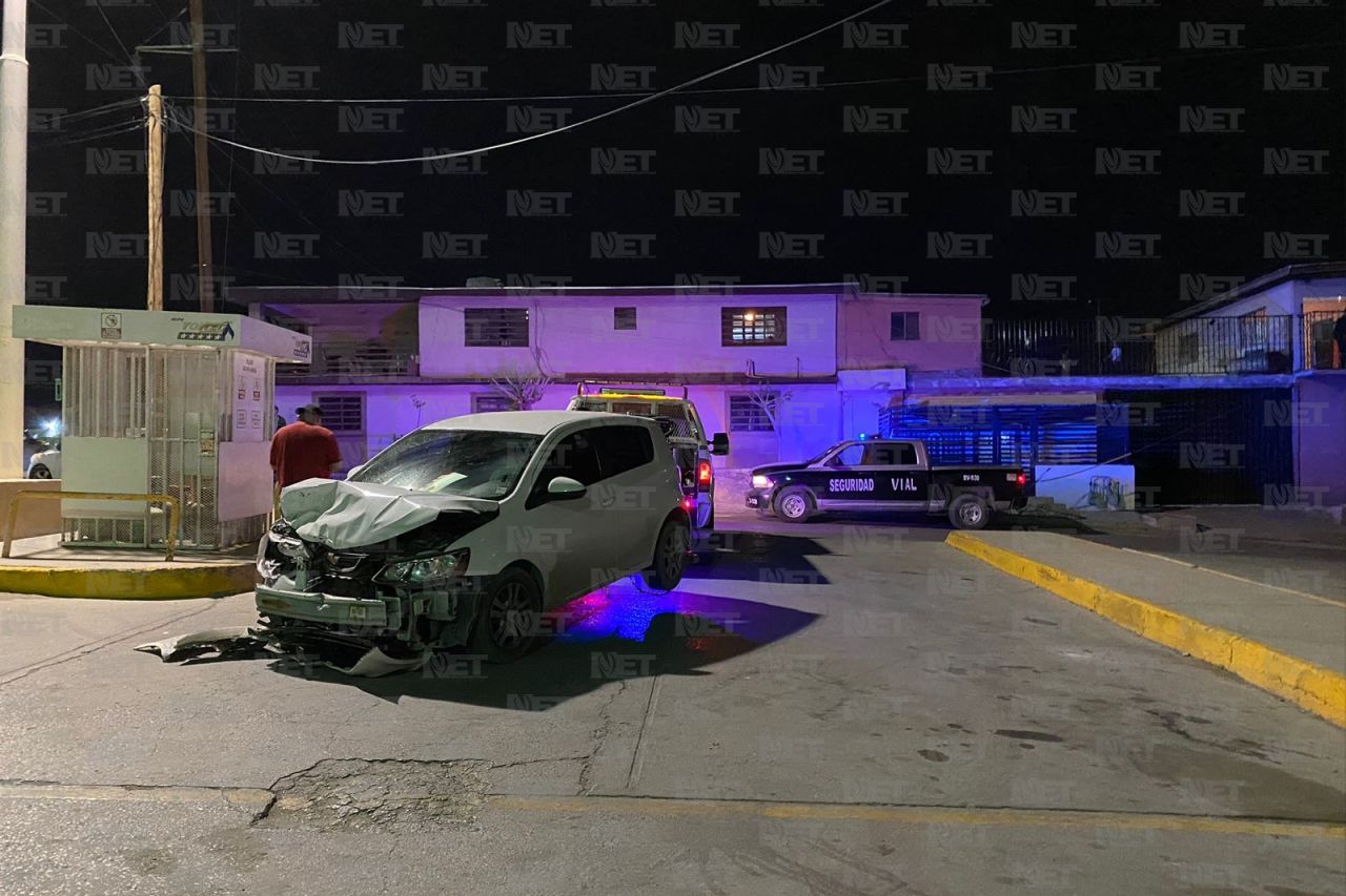 Choca Contra Conductor Y Lo Lanza Contra Poste