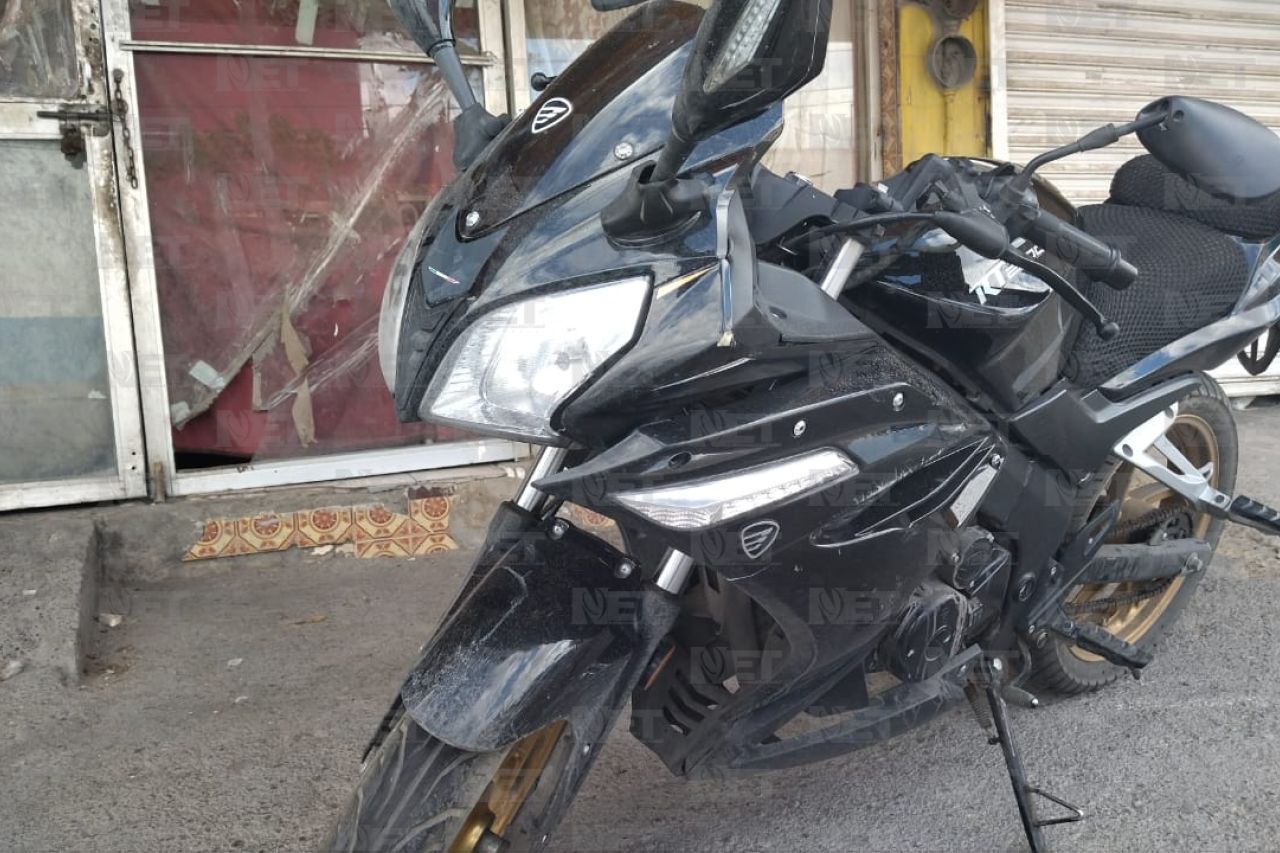 Motociclista se estrella contra auto estacionado Motociclista se estrella contra auto estacionado