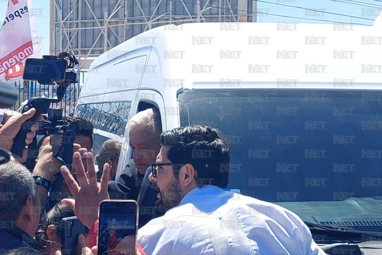 Video: Llega AMLO a Juárez; multitud lo recibe