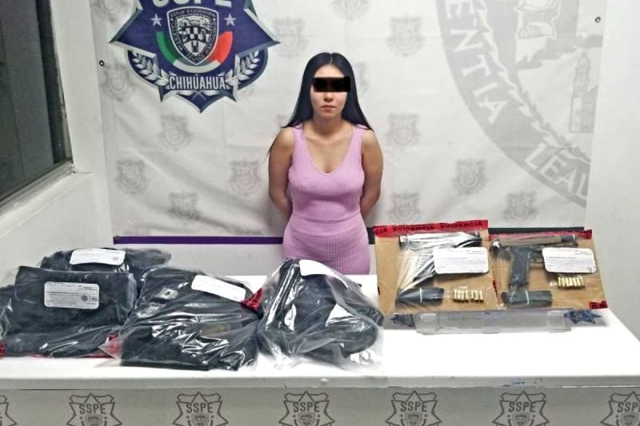 Detienen a mujer con camioneta robada, armas y equipo táctico