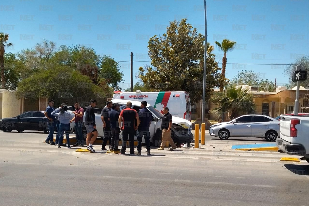 Choca unidad de la Fiscalía contra auto; agente resulta lesionado Choca unidad de la Fiscalía contra auto; agente resulta lesionado