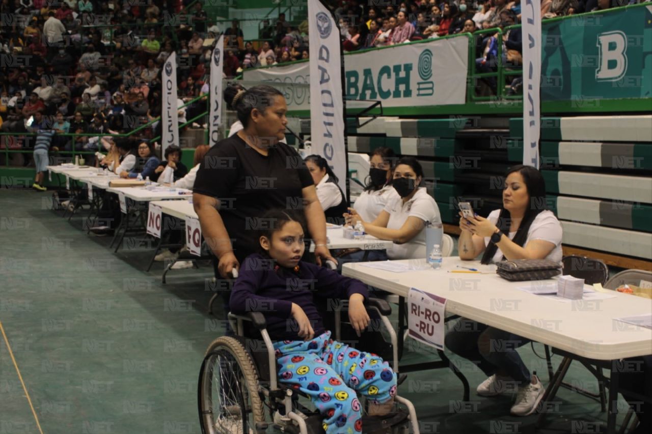 Galería: Entregan 6 mil becas escolares