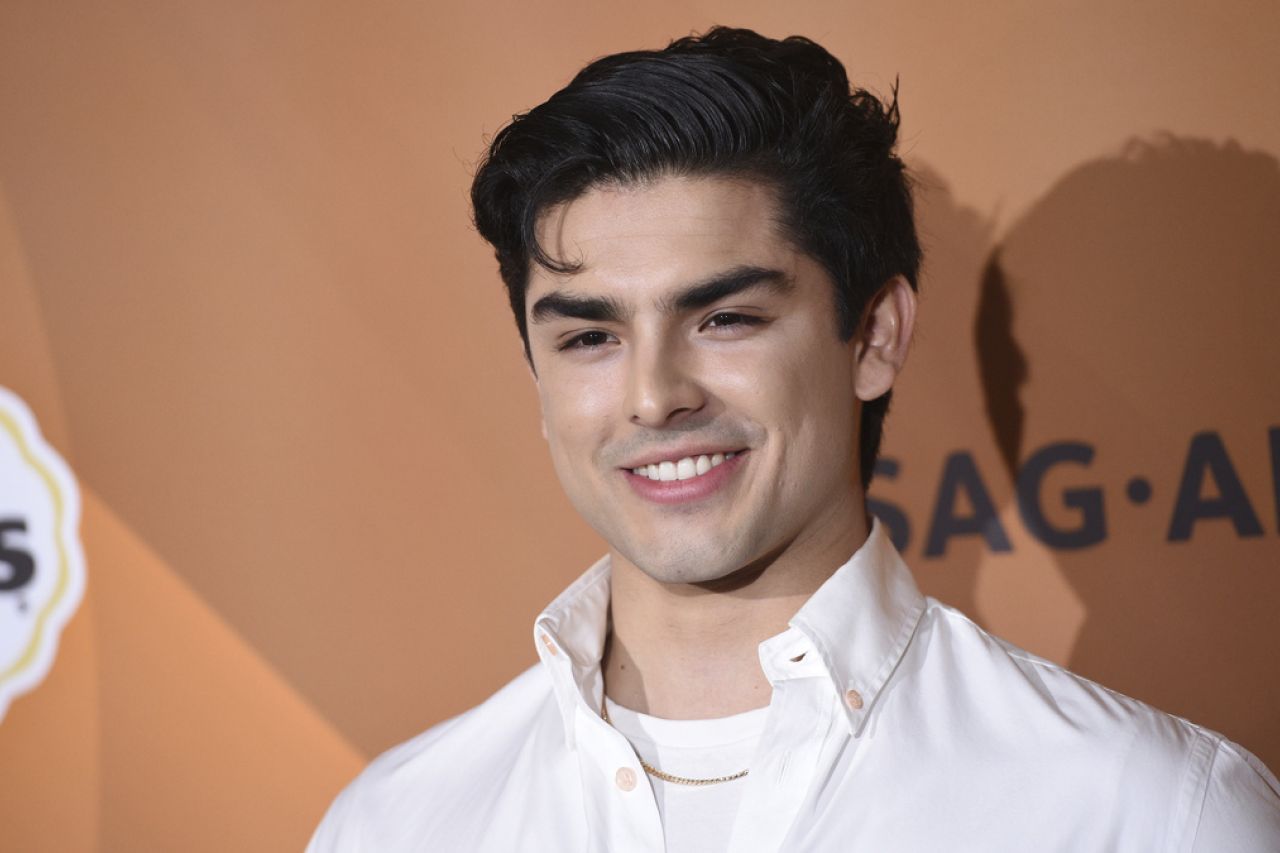 El actor Diego Tinoco da vida a Fénix en 'Los Caballeros del Zodiaco'