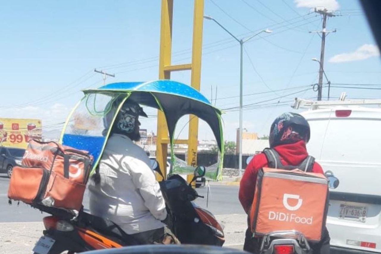 ¡Juarense innovador! Repartidor pone 'sombrita' a su moto