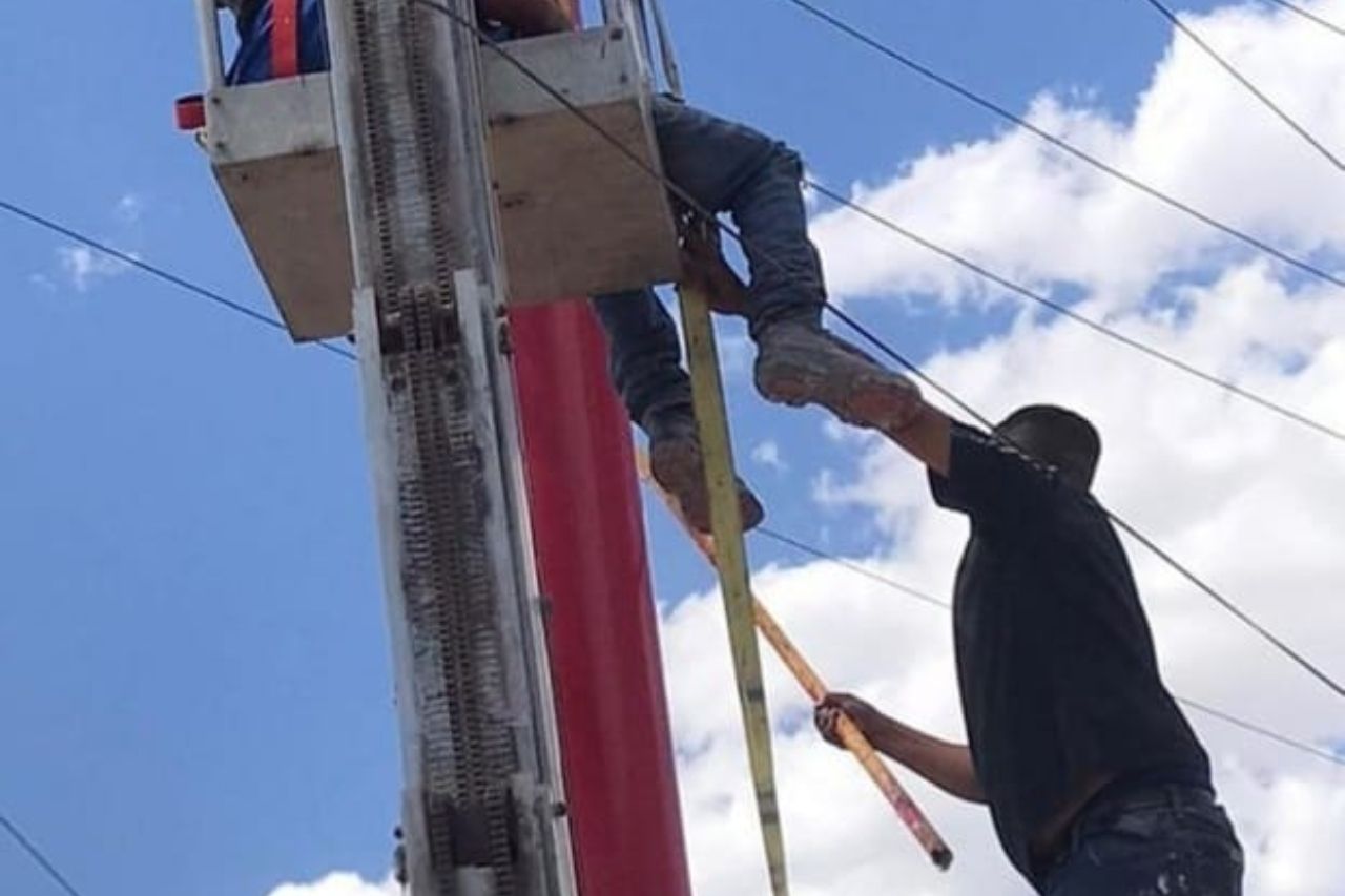Se electrocuta hombre al dar mantenimiento a espectacular