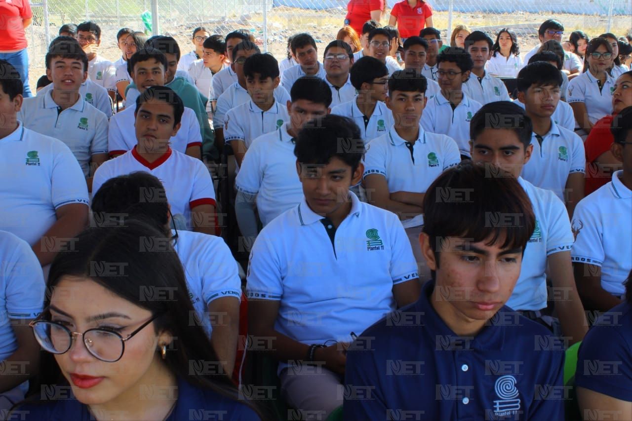 Tras 18 años, pavimentan calles aledañas al Cobach 11