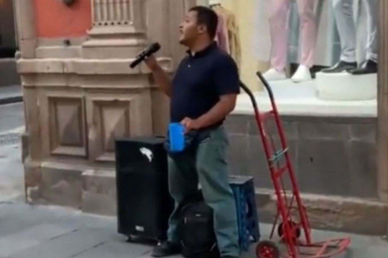 Video: Invidente sorprende al cantar como Luis Miguel