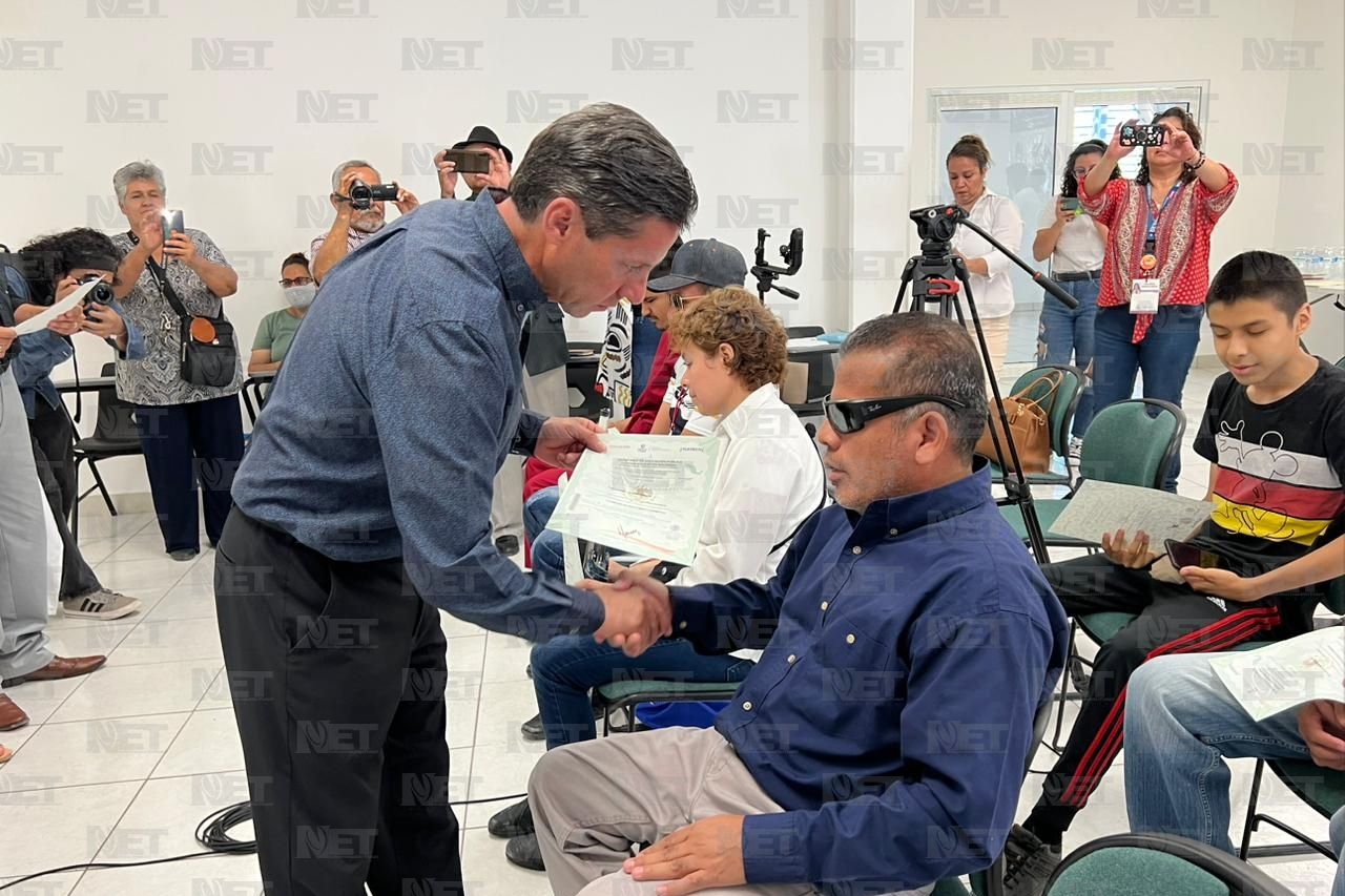 Personas invidentes se gradúan de curso de masoterapia