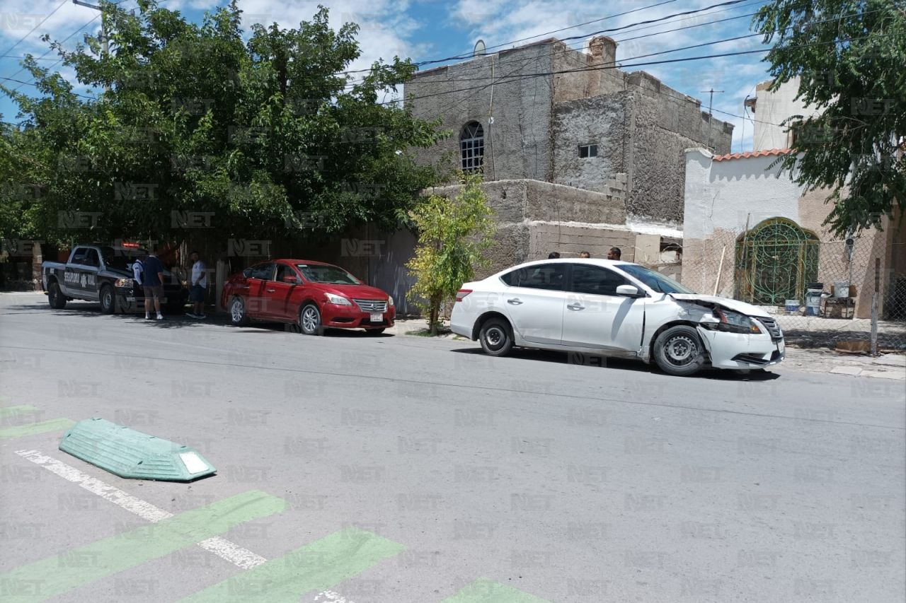 Chocan autos en 5 de Mayo y José Borunda