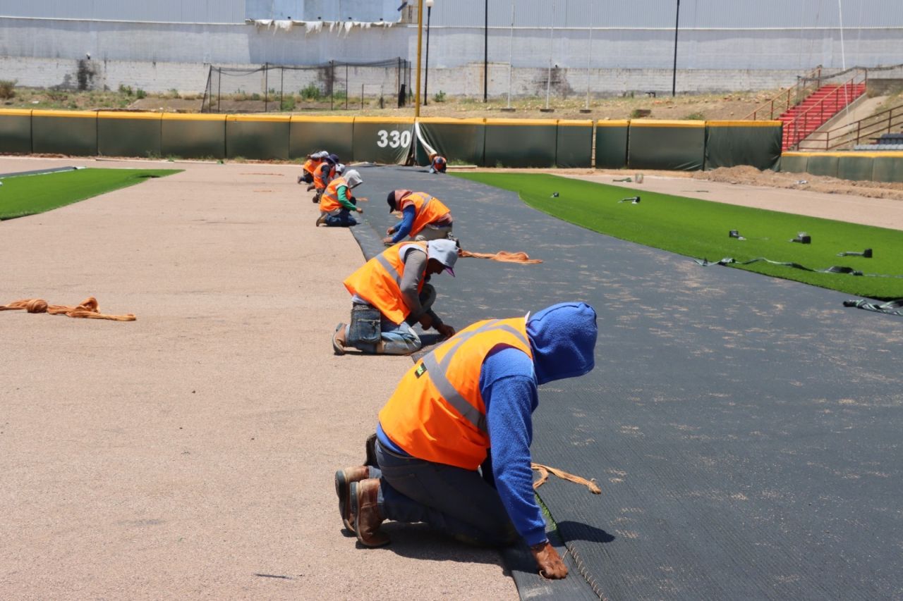 Inicia colocación de pasto sintético en Gran Estadio Parral