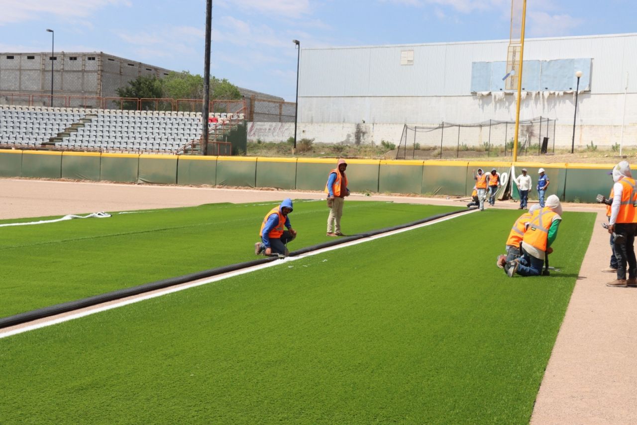 Inicia colocación de pasto sintético en Gran Estadio Parral
