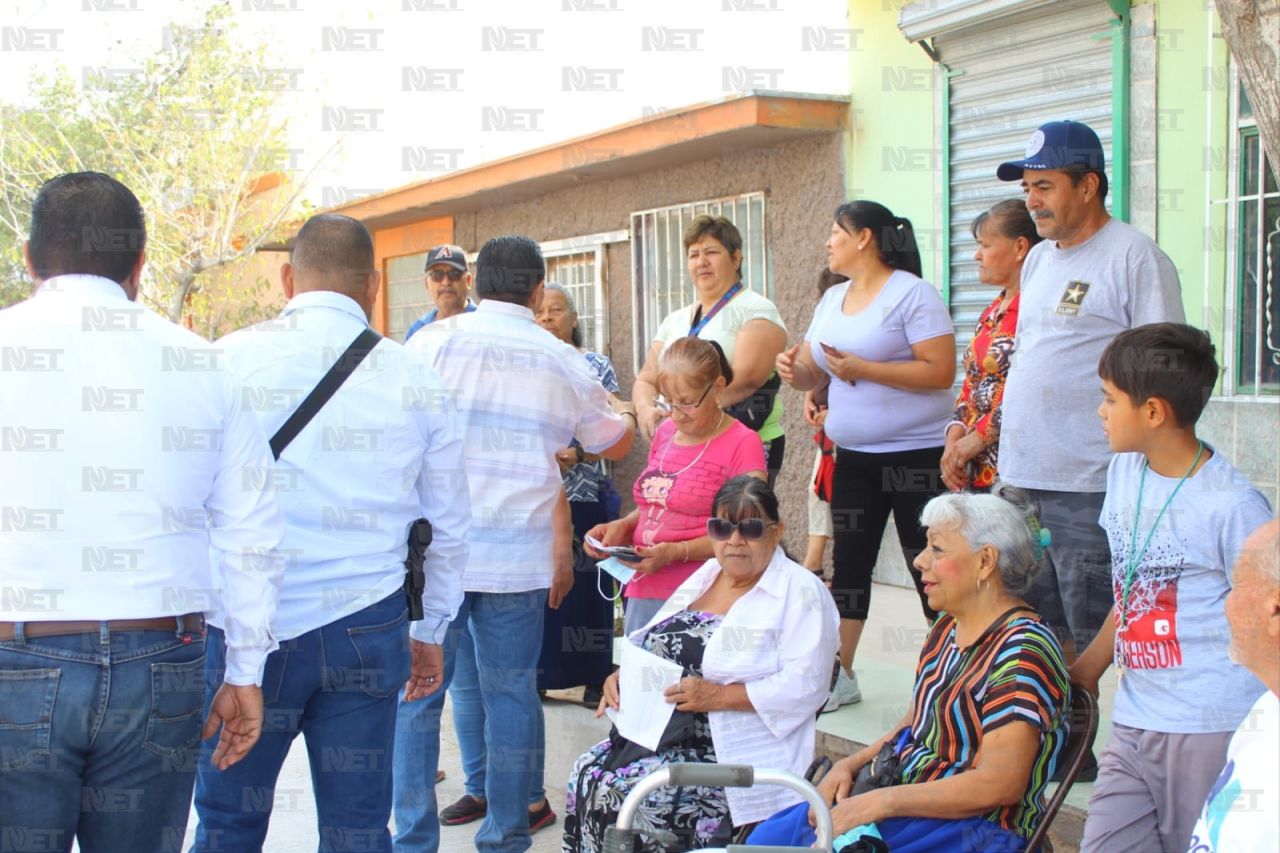 Vecinos se unen para pavimentar su calle