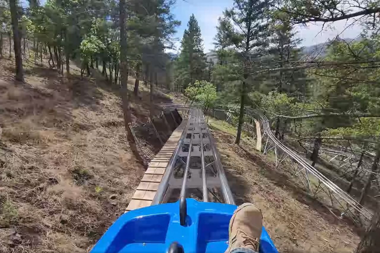 Abren montaña rusa en medio del bosque en Ruidoso