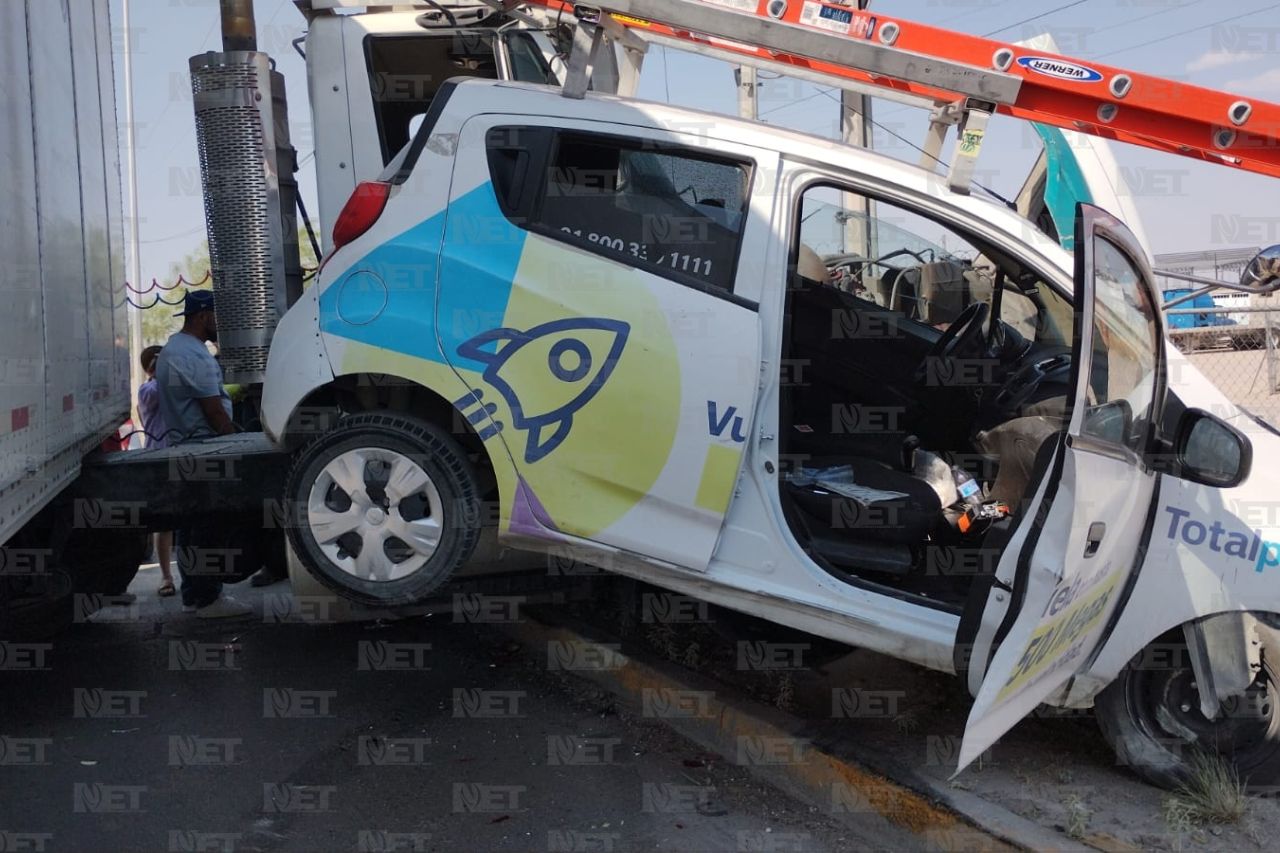 Carambola en el eje Juan Gabriel: auto queda ‘flotando’