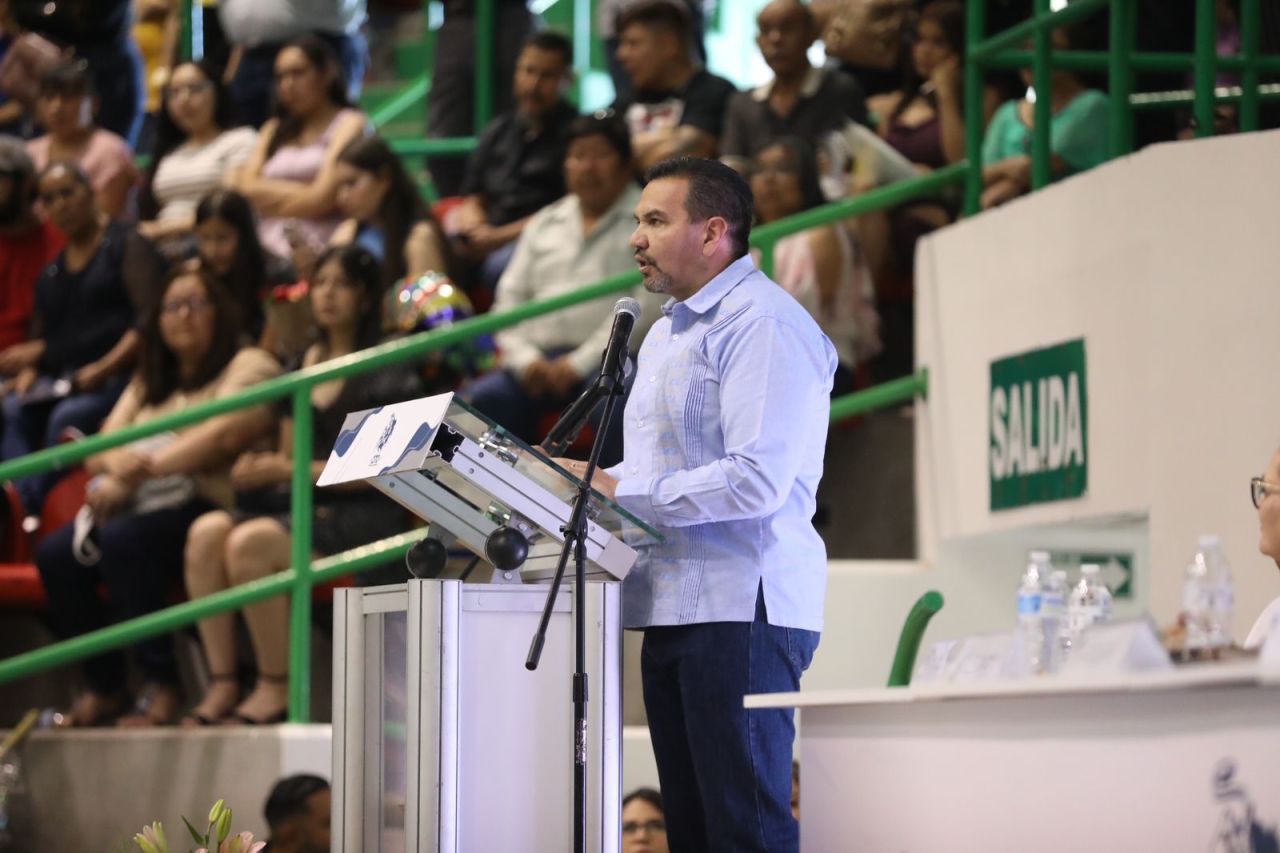 Acompaña alcalde a graduandos del Cbtis 270