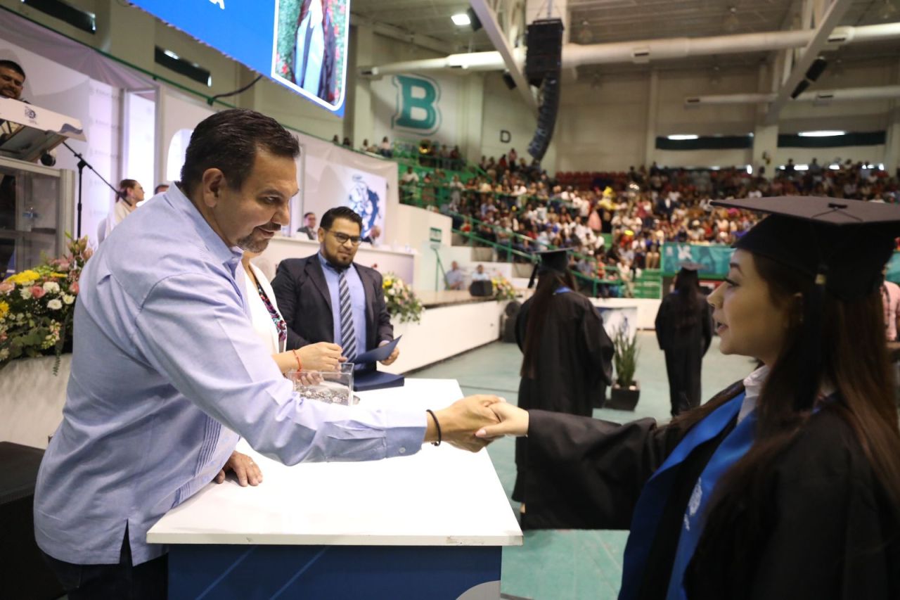 Acompaña alcalde a graduandos del Cbtis 270