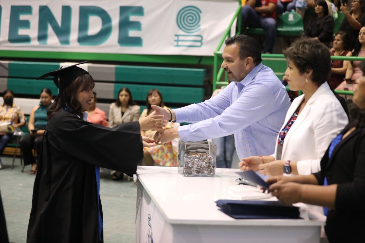 Acompaña alcalde a graduandos del Cbtis 270