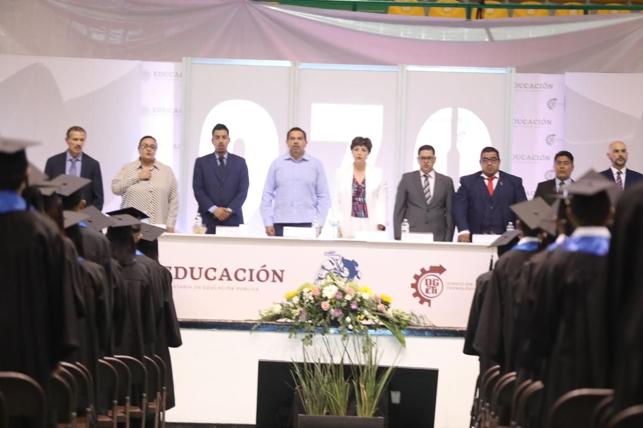 Acompaña alcalde a graduandos del Cbtis 270