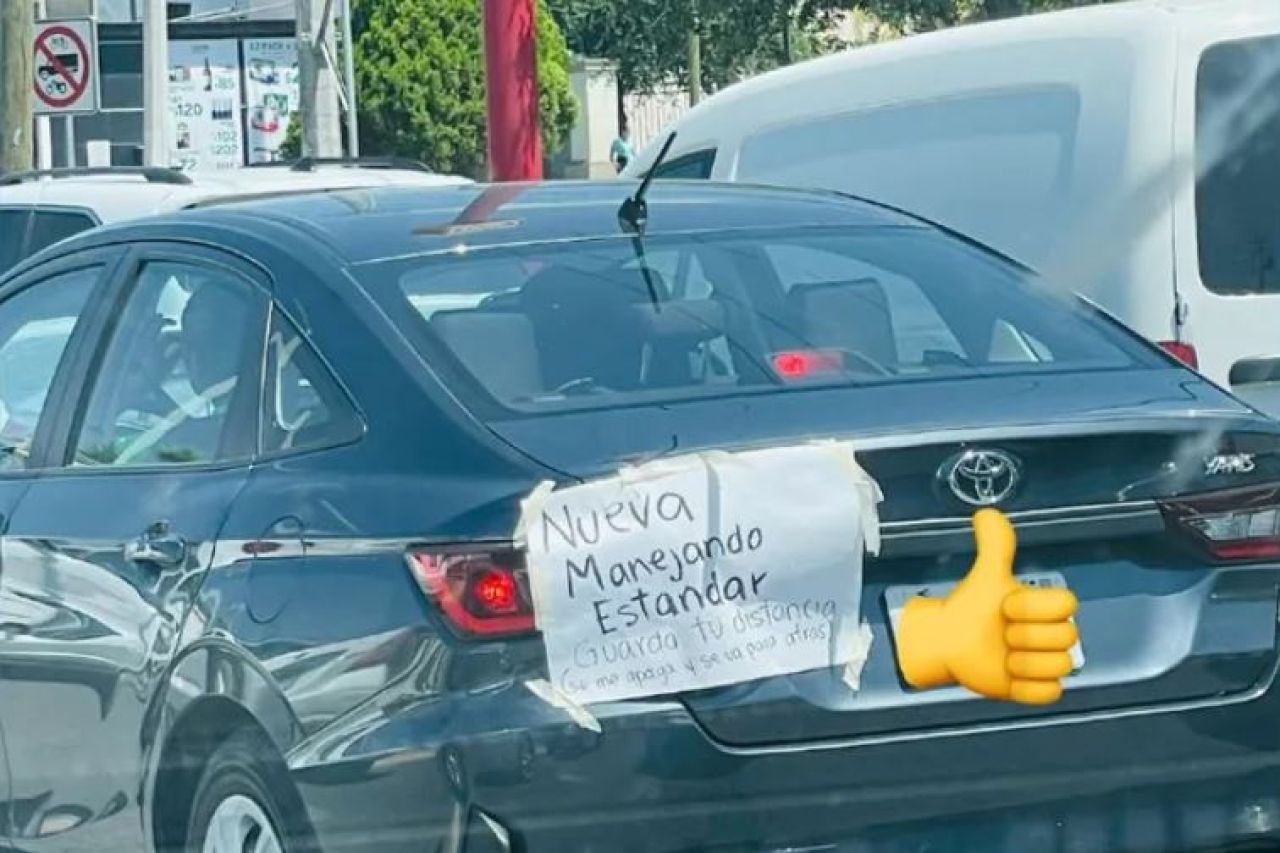 Mujer advierte a conductores que es 'nueva manejando estándar'