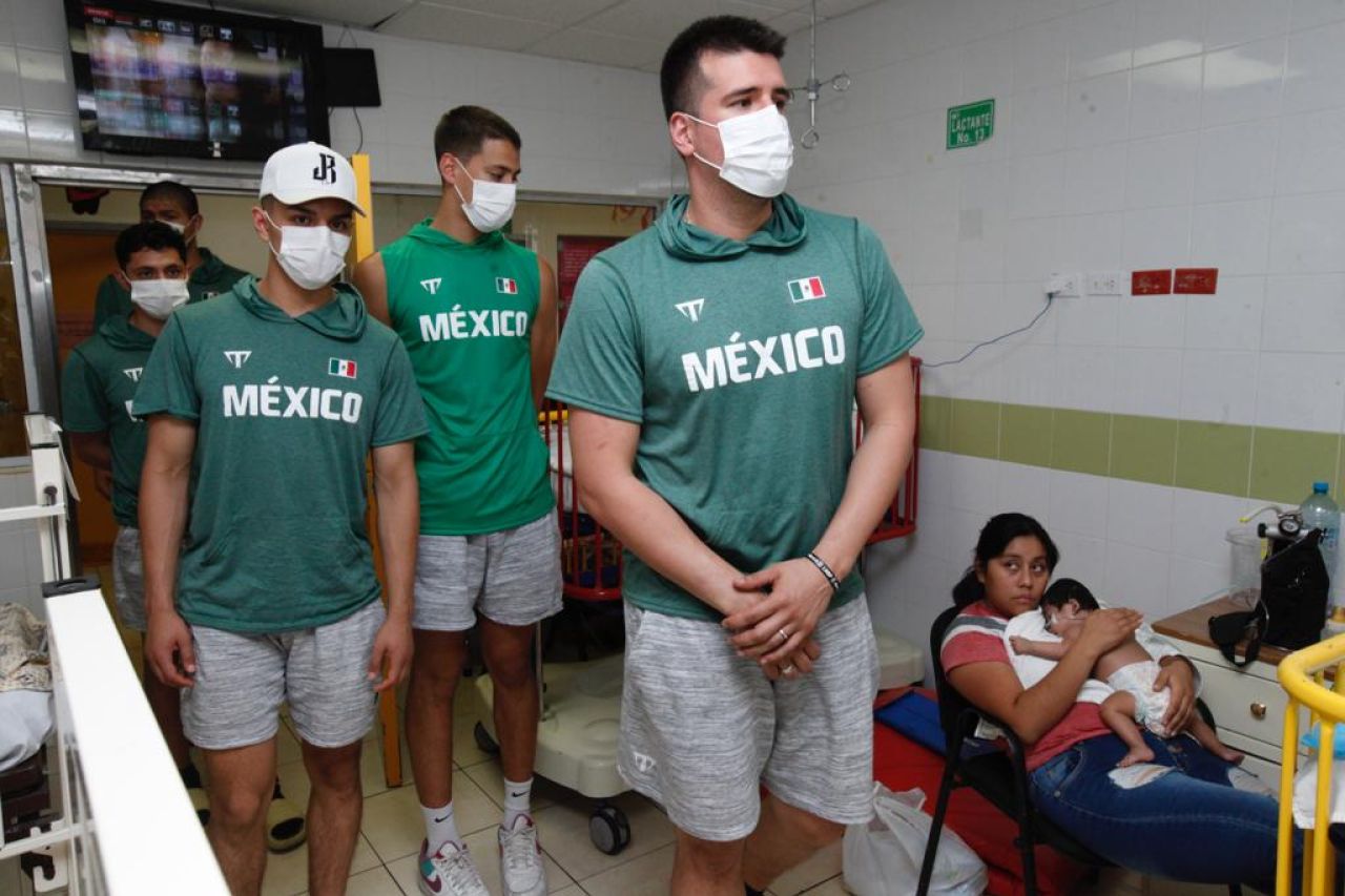 Visita Selección Mexicana de Basquetbol el Hospital Infantil de Especialidades
