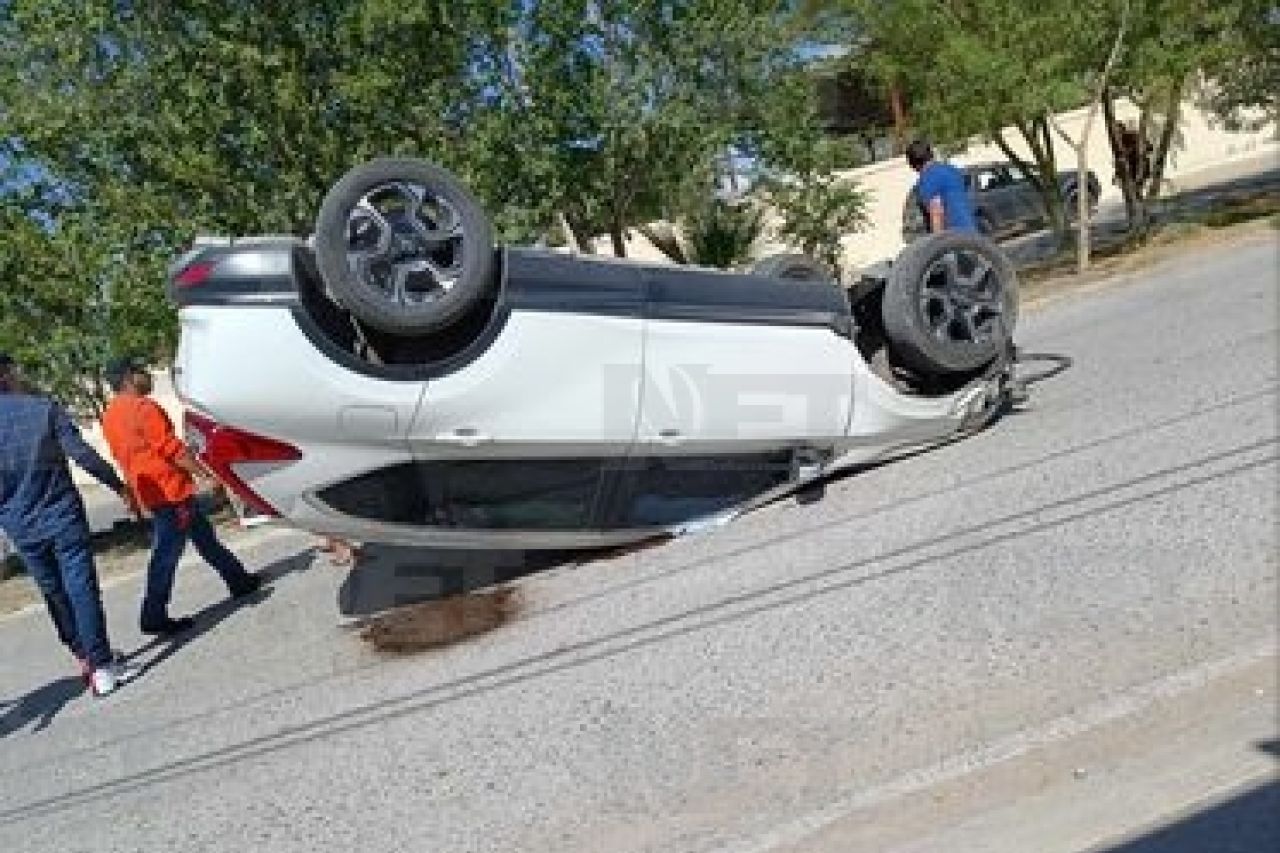 Se Distrae Choca Y Termina Volcada En La Lucero