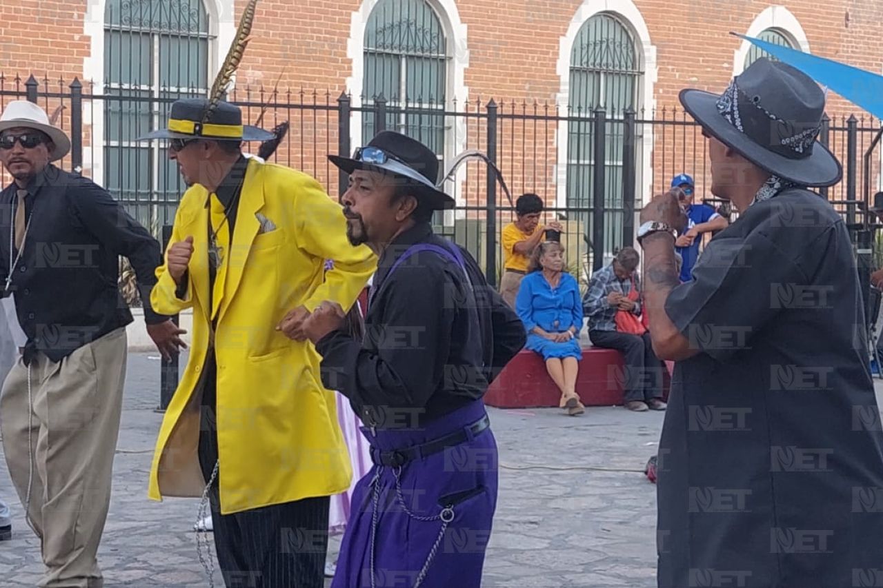 Pachucos alegran el Centro con bailes y coloridos atuendos