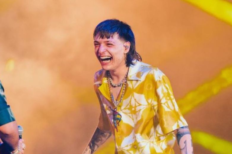 Peso Pluma estrena nuevo look