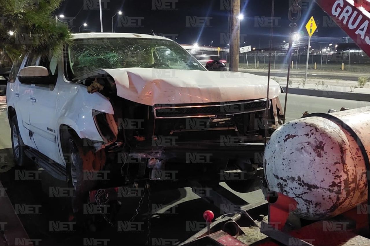 Choca, pierde el control y se impacta contra muro de contención