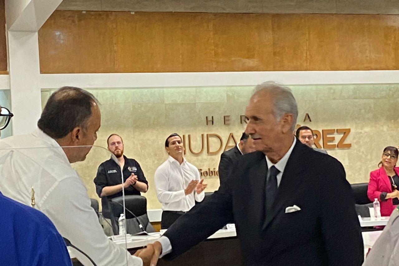 Reconocen trayectoria del doctor Víctor Orozco