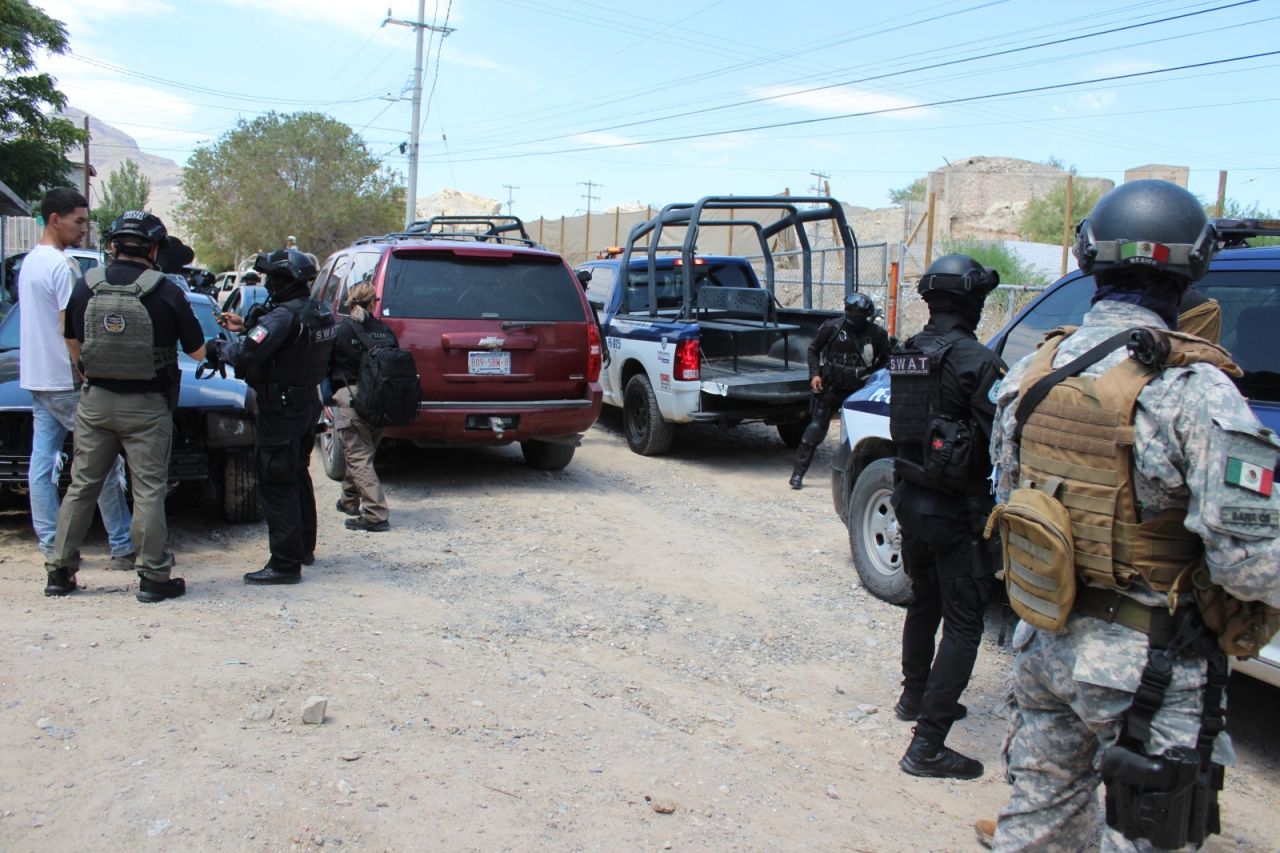 Agentes especiales, drones y helicóptero participan en cateos