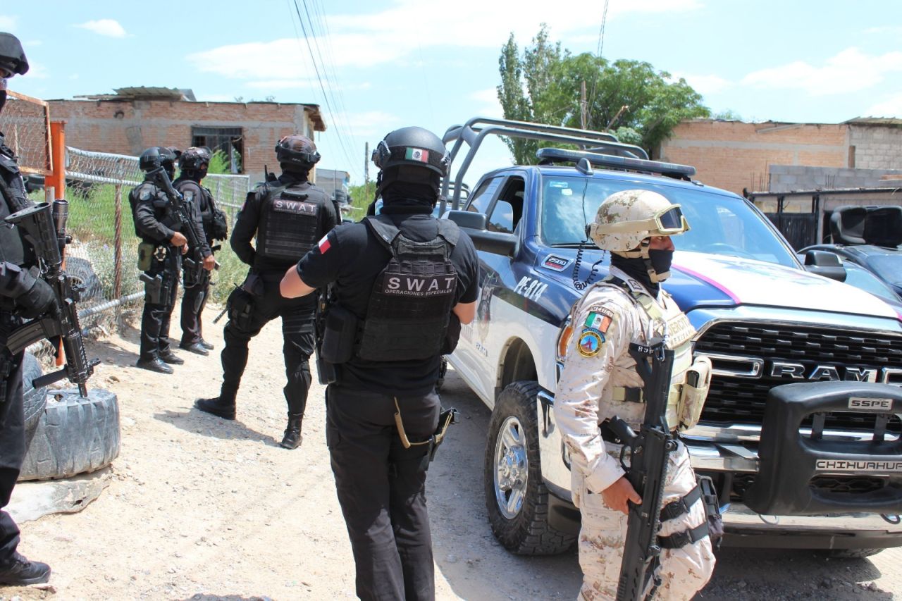 Agentes especiales, drones y helicóptero participan en cateos