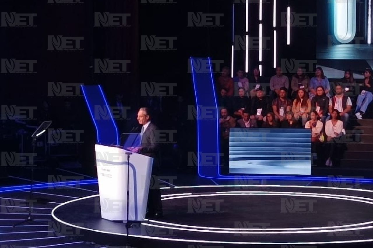 Fundación Telmex Telcel celebra a México con sus becarios