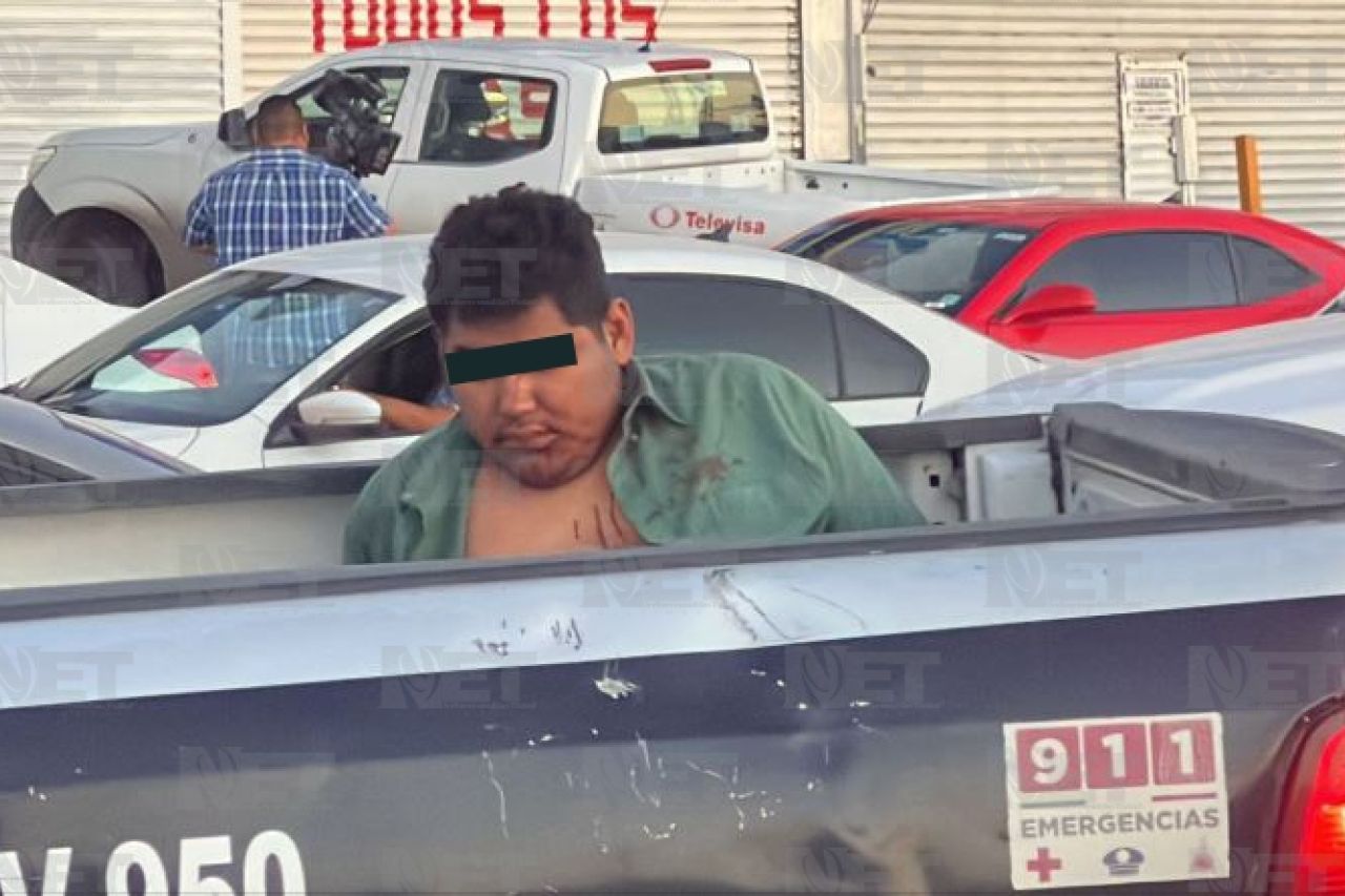 Ebrio choca contra camellón y termina lesionado