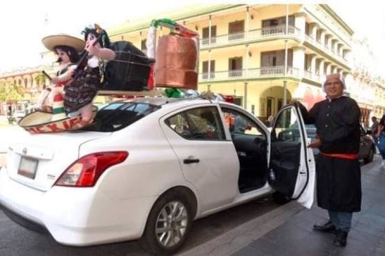 Taxista decora su carro por el Día de la Independencia