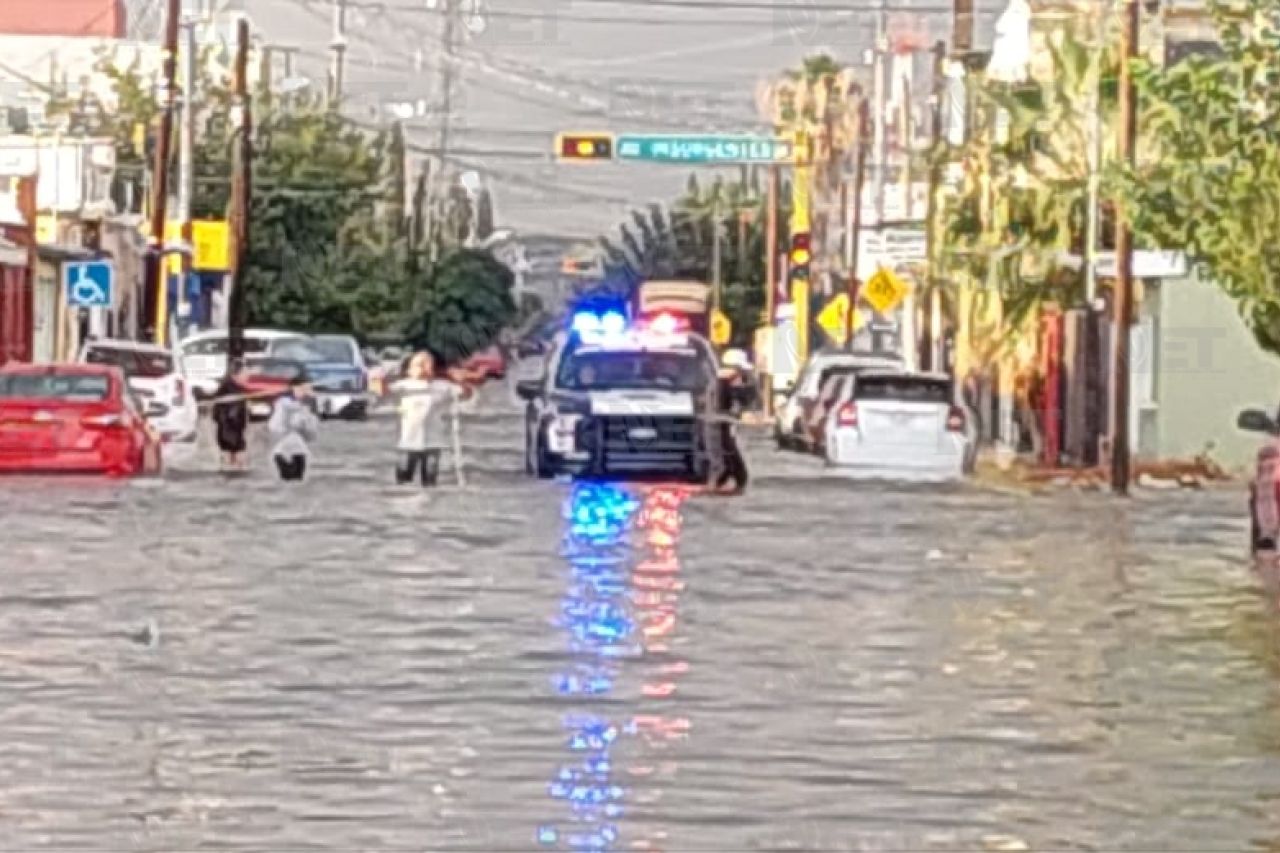Bloquean ciudadanos tramo de la Panamá por inundación