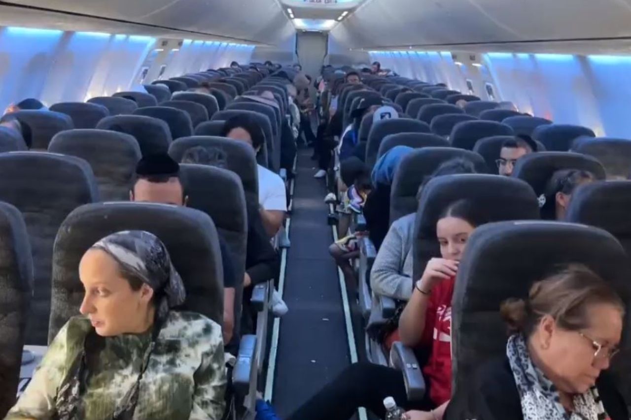 Aterriza en el AIFA el primer avión con mexicanos rescatados de Israel