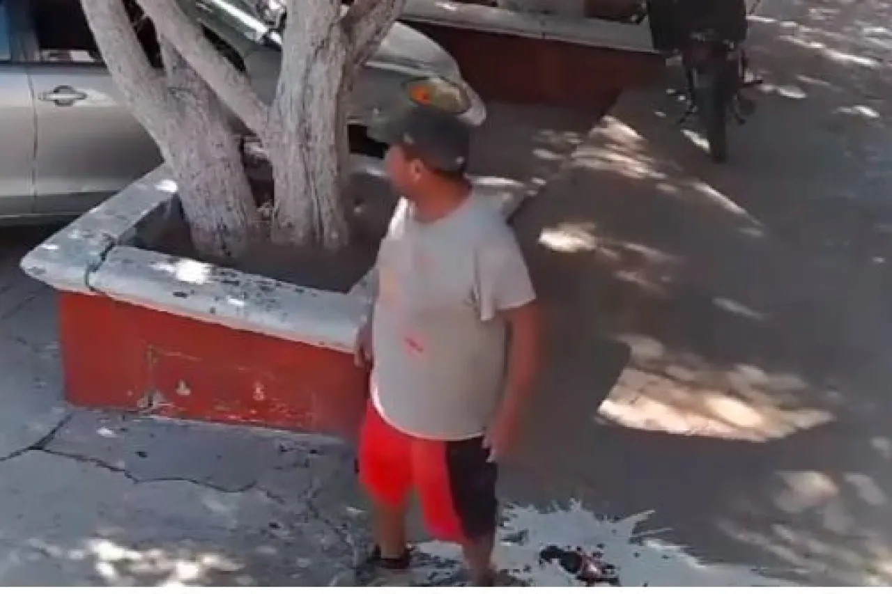 Karma instantáneo: Se le cae su caguama mientras apedreaba a perros