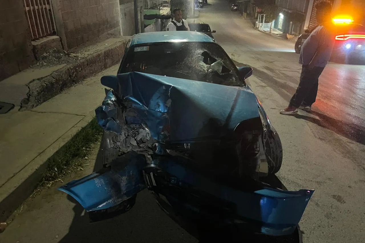 Choca Su Auto Contra Tráiler Estacionado Y Huye A Pie